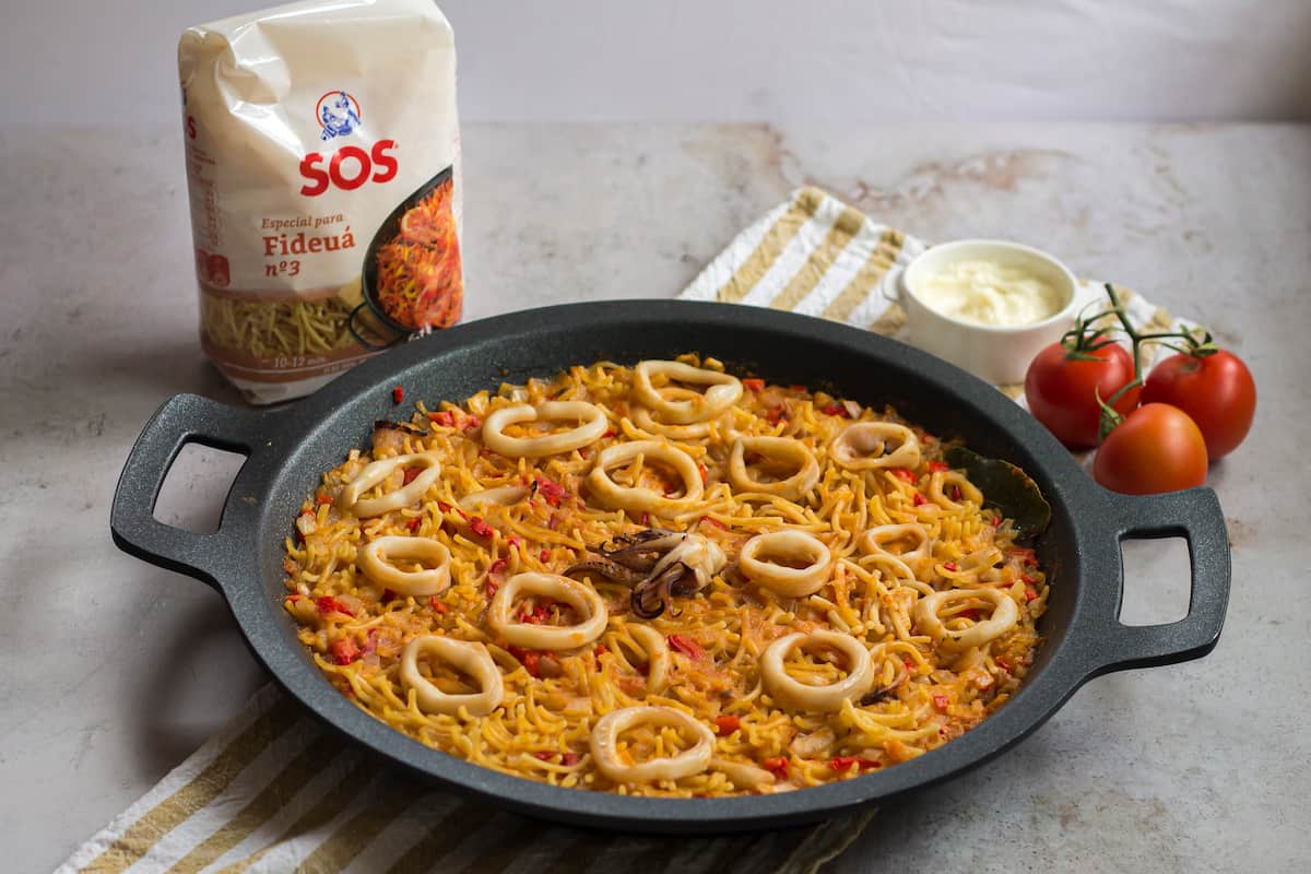 Fideuá con calamares: Deliciosa receta tradicional y sabrosa | Arroz SOS